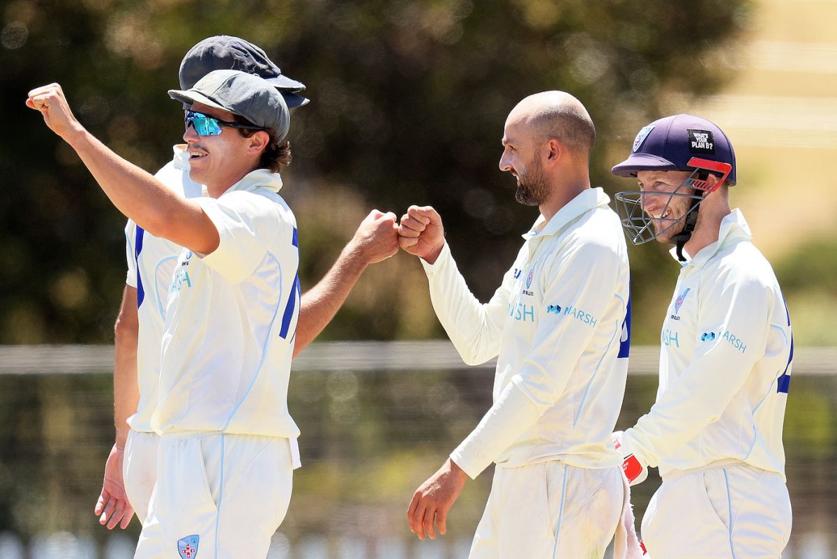 Justin Langer and national selector Trevor Hohns chat with Steven Smith ...