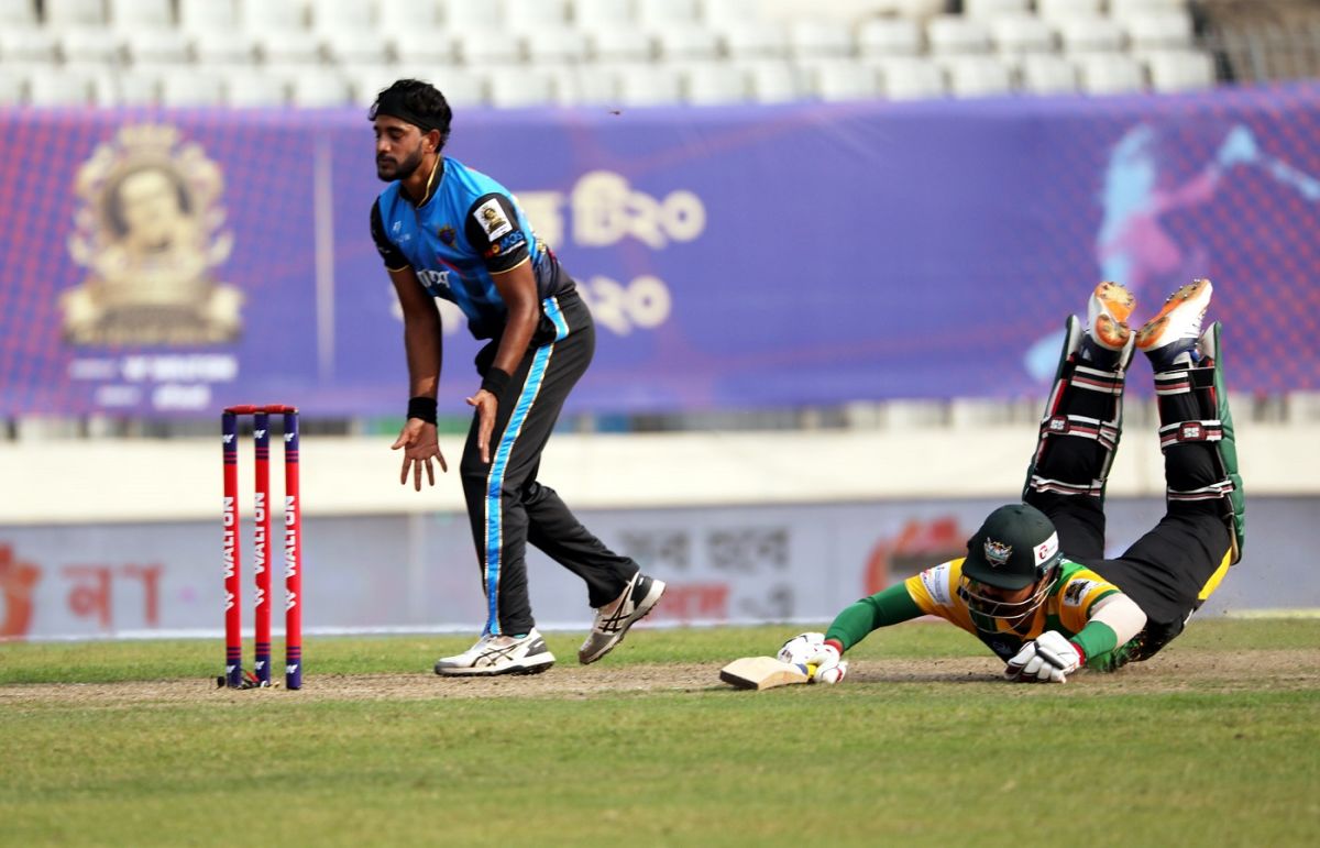 Muktar Ali reacts as Nurul Hasan escapes getting run out | ESPNcricinfo.com