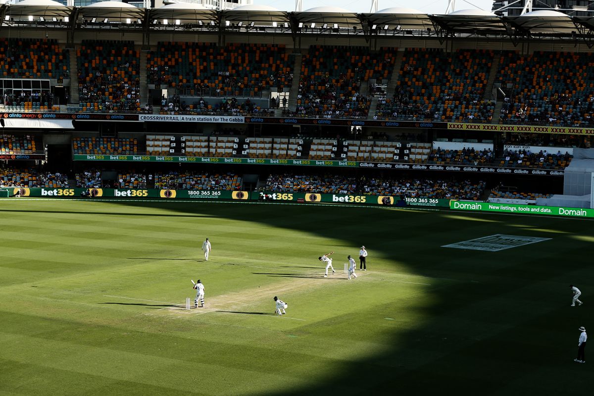 Mitchell Starc bowls | ESPNcricinfo.com