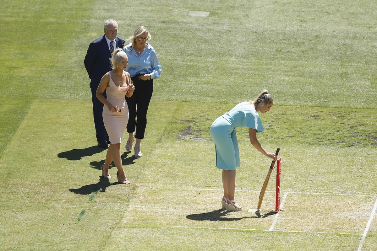 Dean Jones' daughter places his bat at the stumps during the tea break ...
