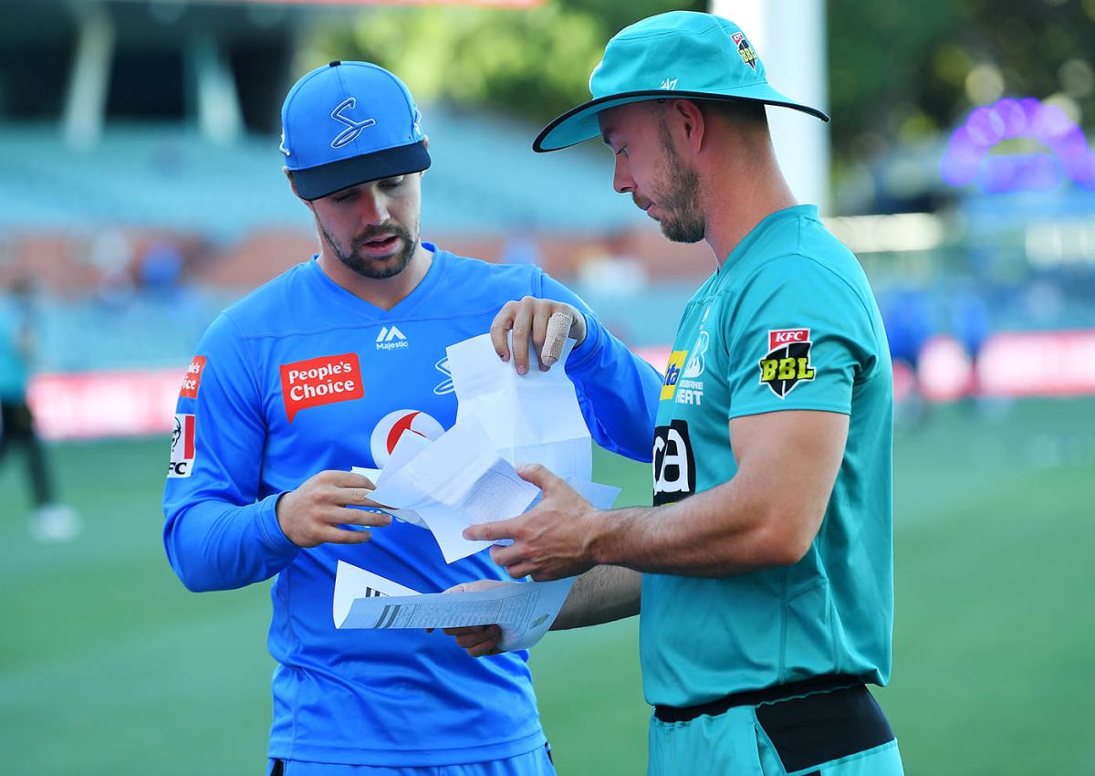 Travis Head and Chris Lynn exchange teamsheets | ESPNcricinfo.com