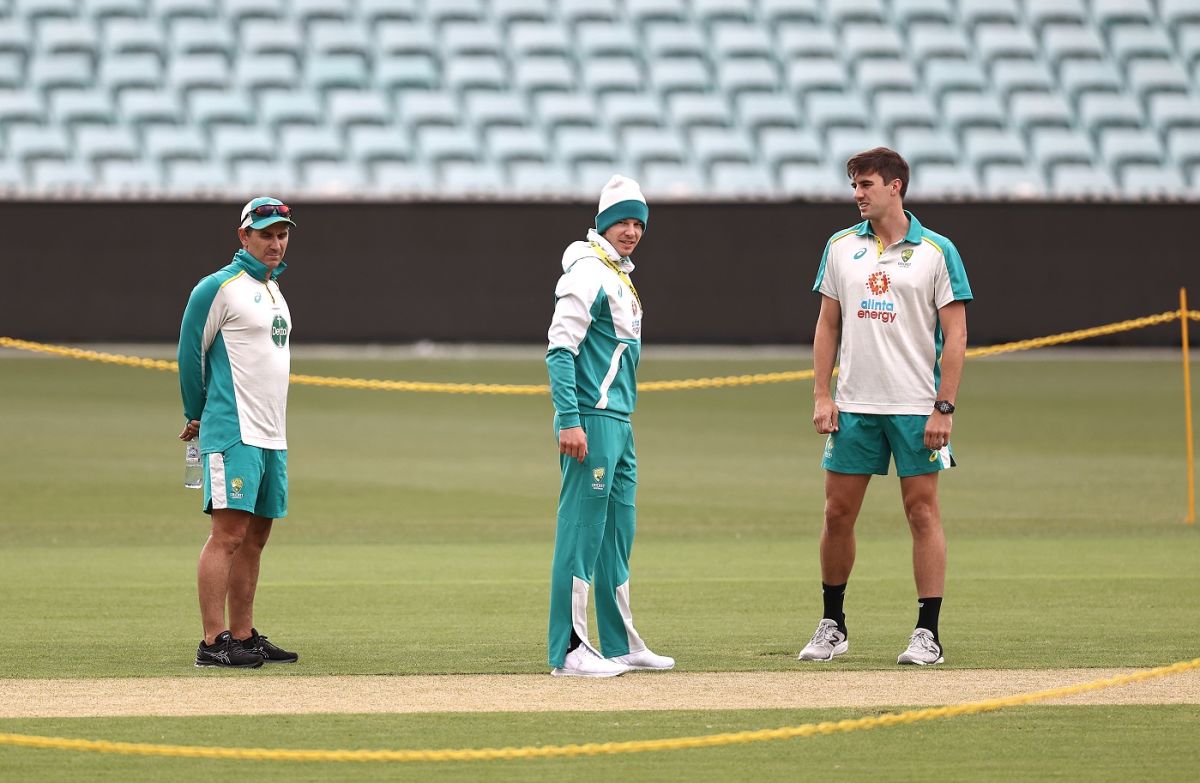 Justin Langer, Tim Paine and Pat Cummins take a look at the SCG pitch ...