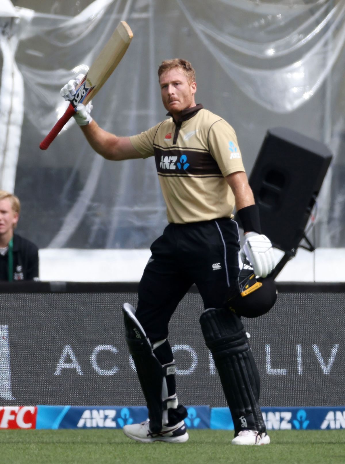 Martin Guptill acknowledges the crowd after his 97 | ESPNcricinfo.com
