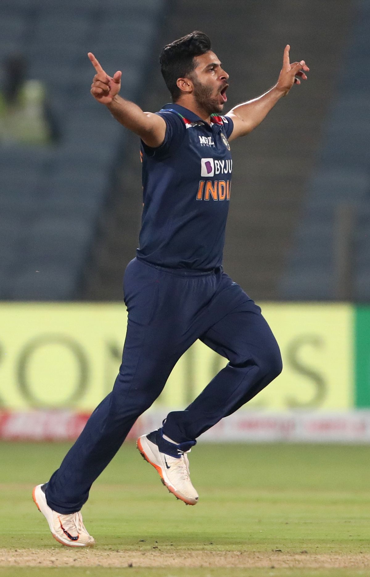 Virat Kohli and Shardul Thakur celebrate a wicket | ESPNcricinfo.com
