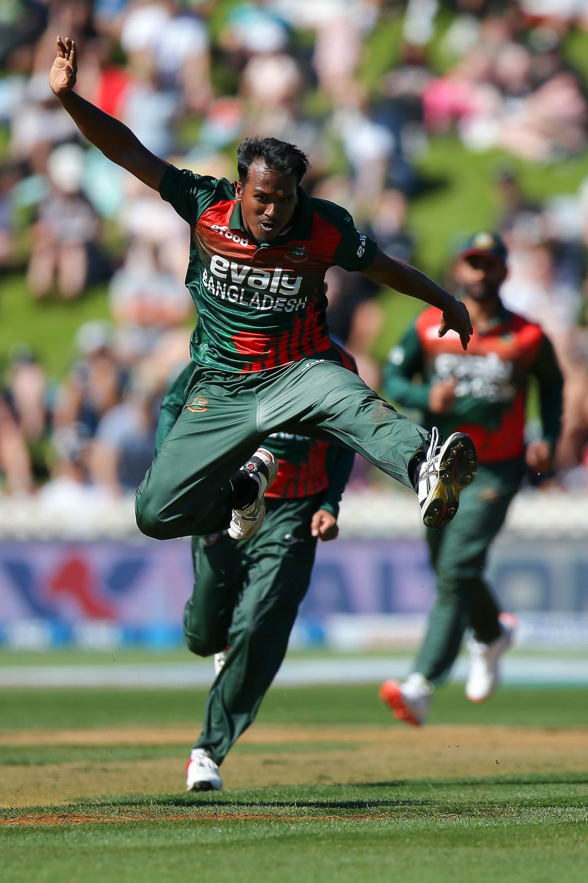 Bangladesh celebrate their first breakthrough | ESPNcricinfo.com