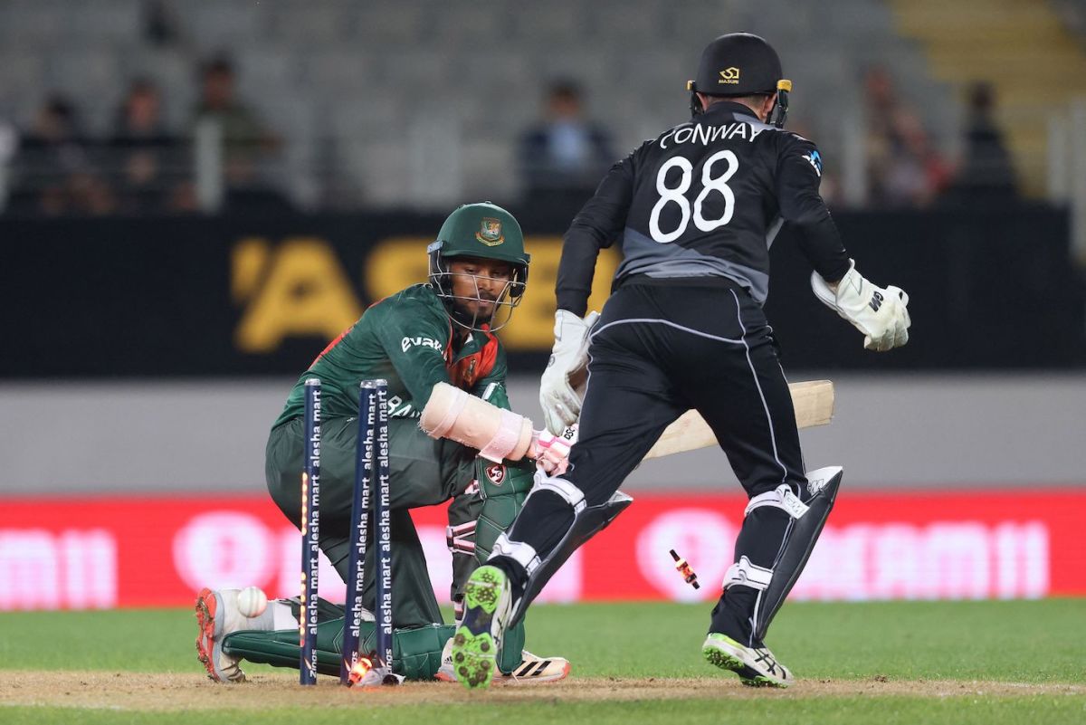 A dejected Bangladesh side reflects on their loss | ESPNcricinfo.com