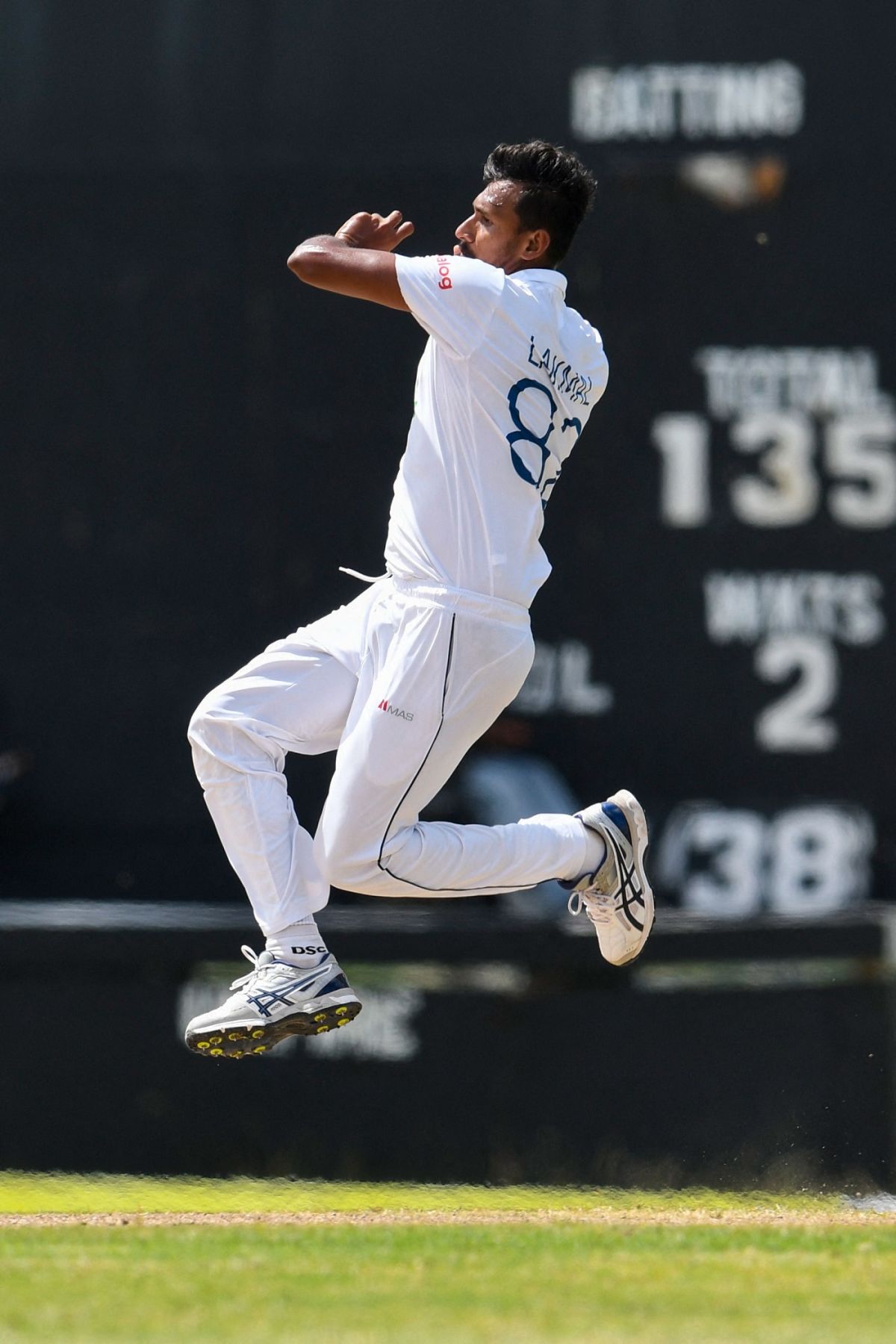 Suranga Lakmal in his pre-delivery stride | ESPNcricinfo.com