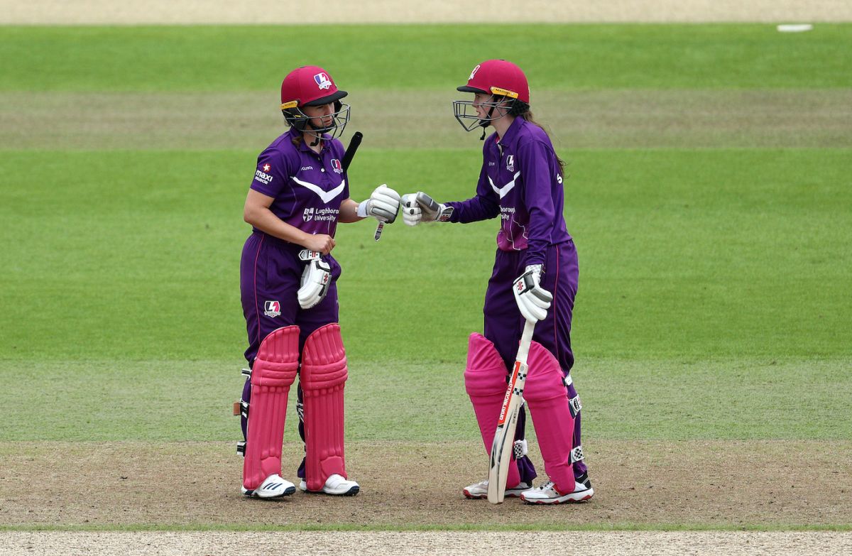 Kathryn and Sarah Bryce talk mid-pitch | ESPNcricinfo.com