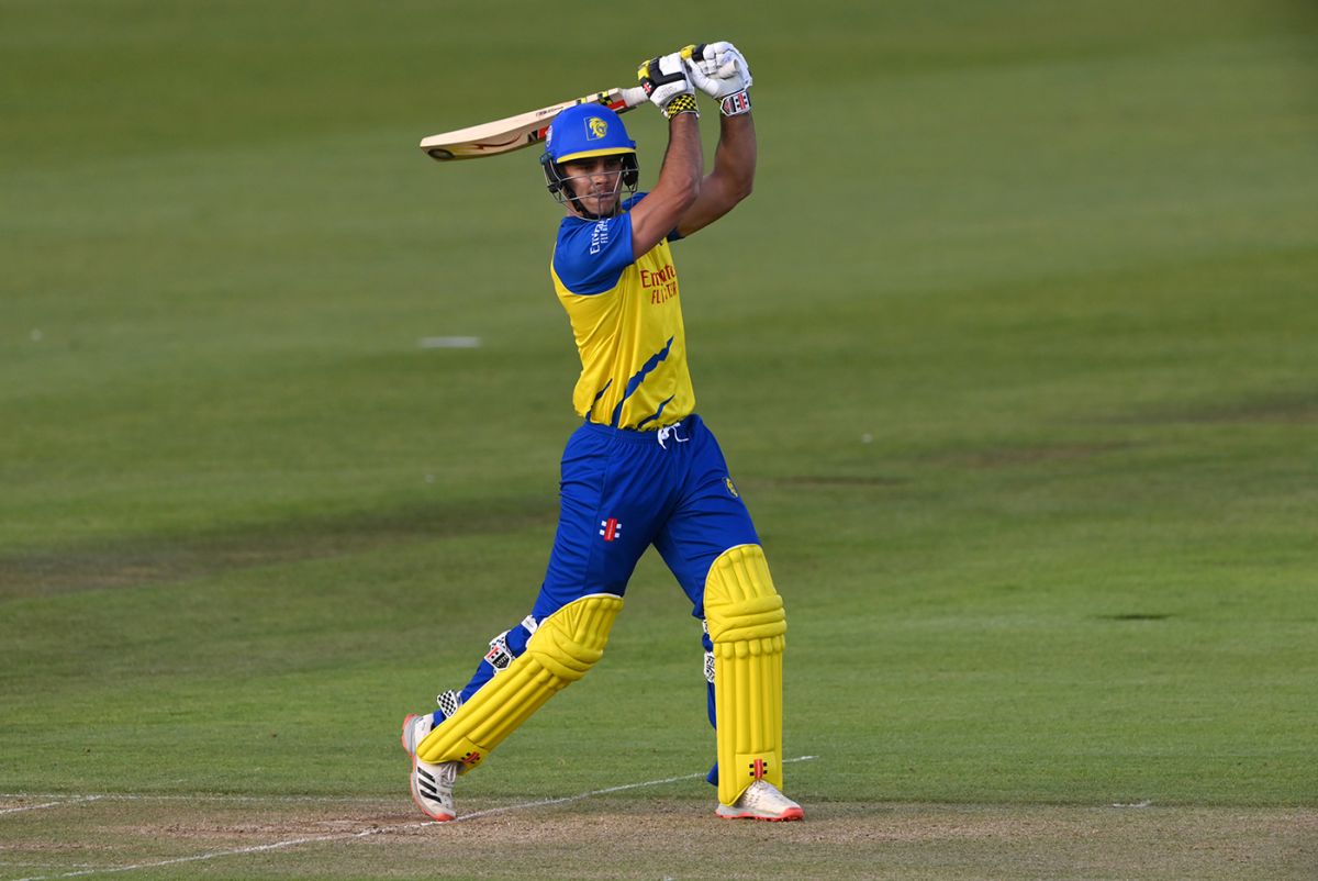 Matty Potts runs in to bowl | ESPNcricinfo.com