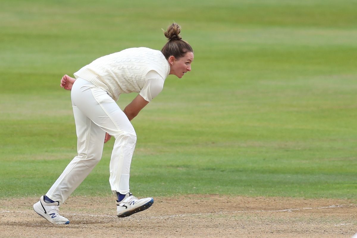 Kate Cross sends one down | ESPNcricinfo.com