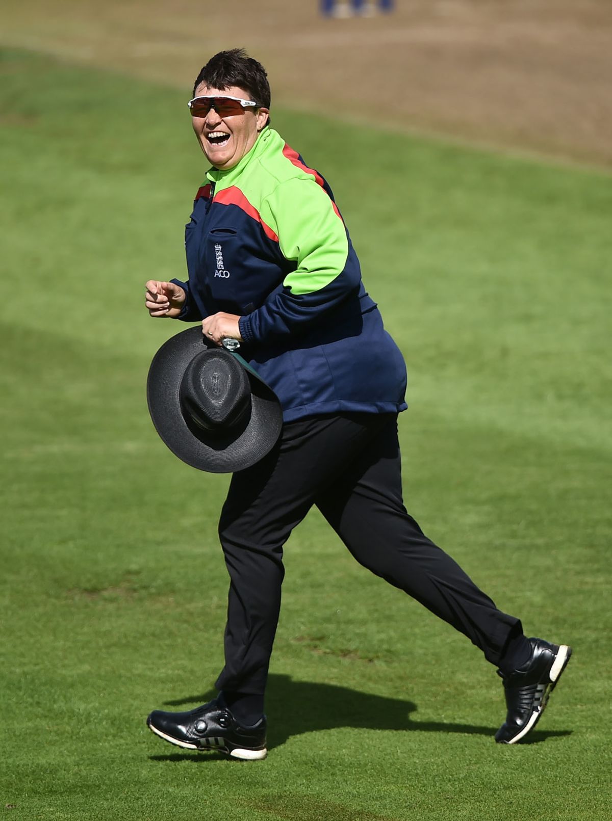 Umpire Sue Redfern runs onto the field for a Rachael Heyhoe Flint ...