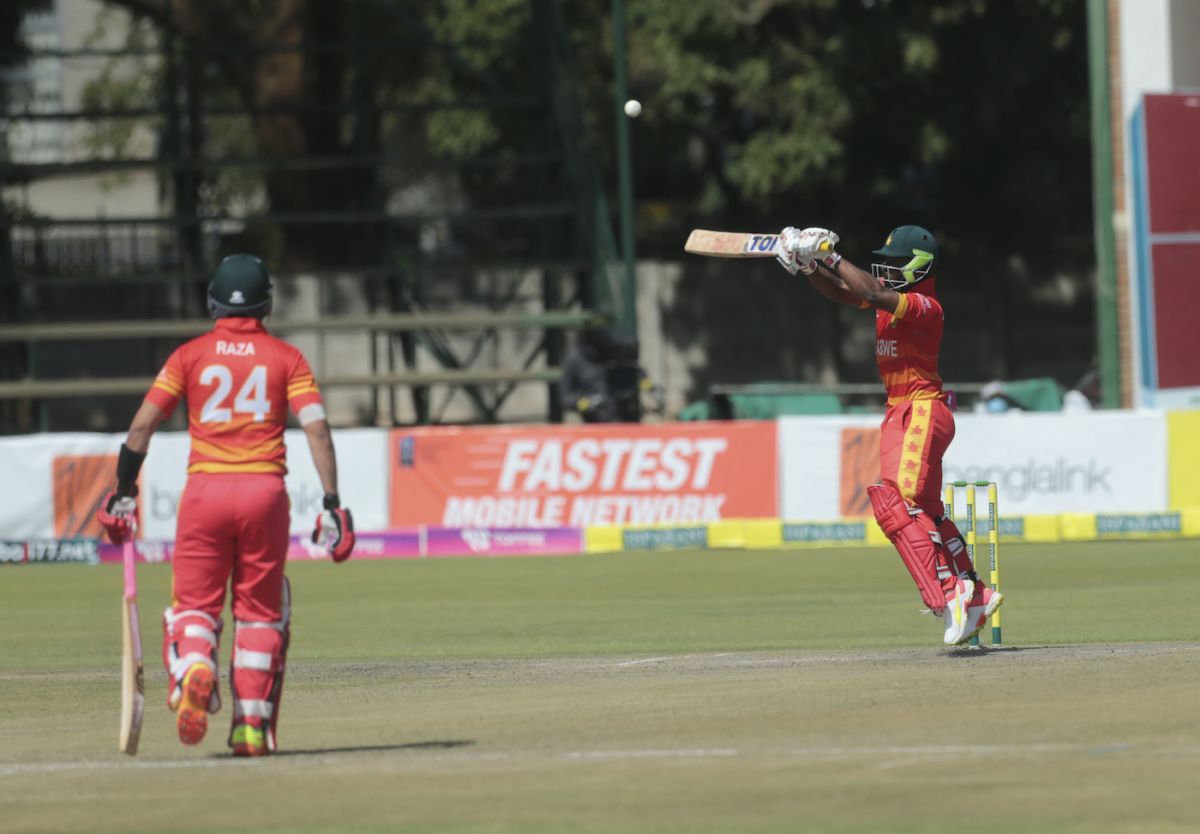 Regis Chakabva goes for the upper cut | ESPNcricinfo.com