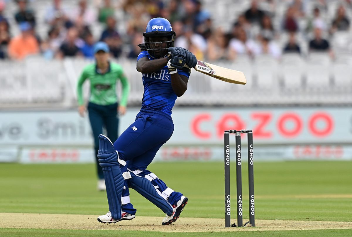 Deandra Dottin swivels on the pull | ESPNcricinfo.com
