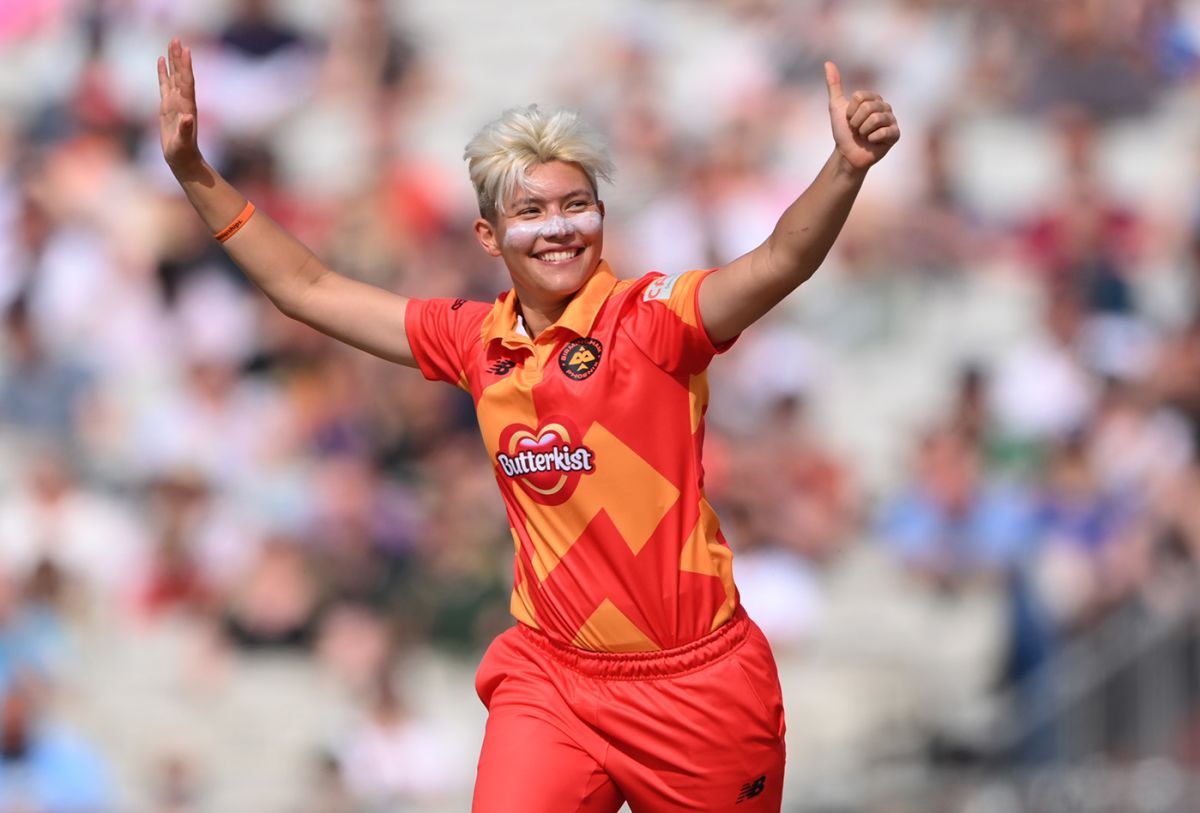 Issy Wong celebrates a wicket | ESPNcricinfo.com