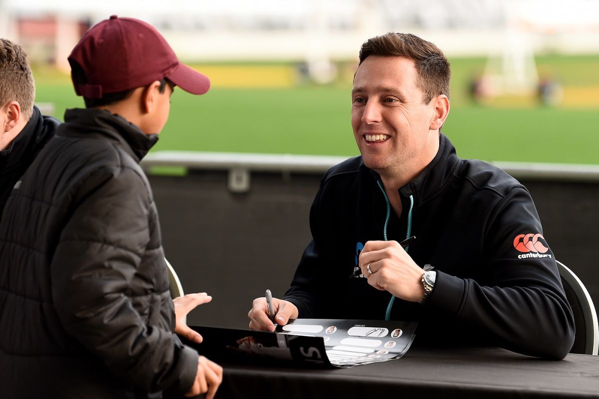 Matt Henry signs autographs | ESPNcricinfo.com