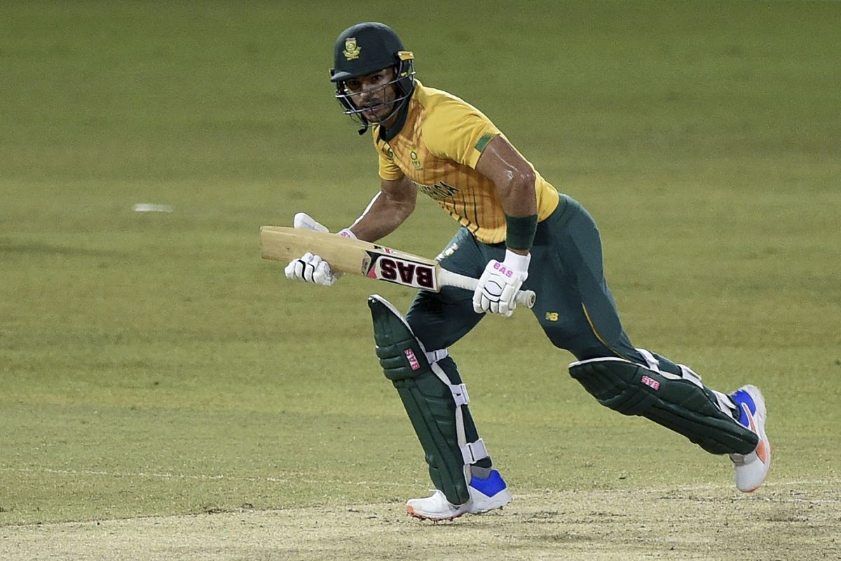 Reeza Hendricks runs between the wickets | ESPNcricinfo.com