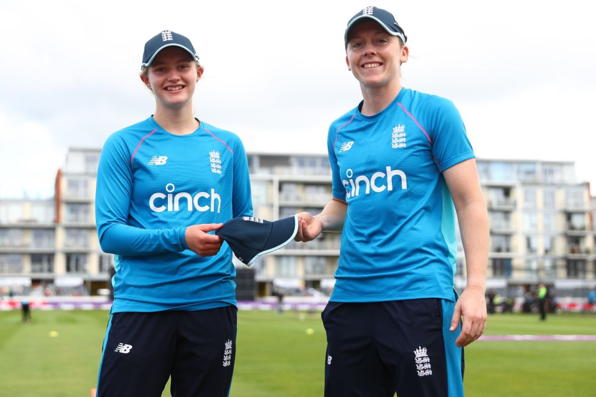 Charlotte Dean receives her ODI cap from Heather Knight | ESPNcricinfo.com