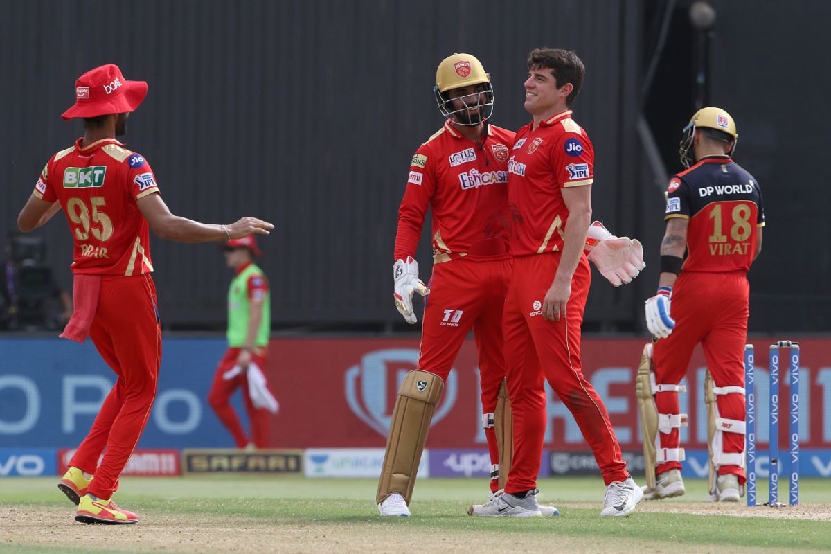 Moises Henriques and his team-mates celebrate the wicket of Virat Kohli ...