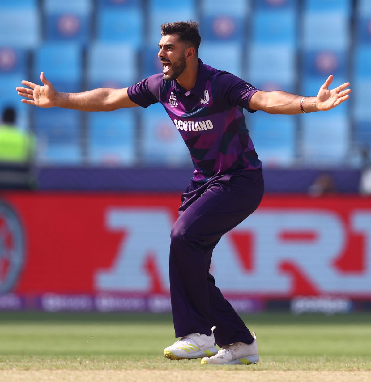 Safyaan Sharif roars after getting the wicket of Daryl Mitchell ...