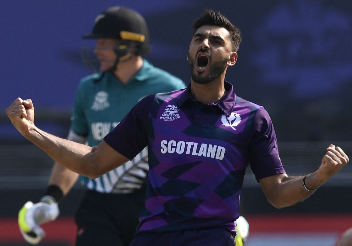 Safyaan Sharif roars after getting the wicket of Daryl Mitchell ...