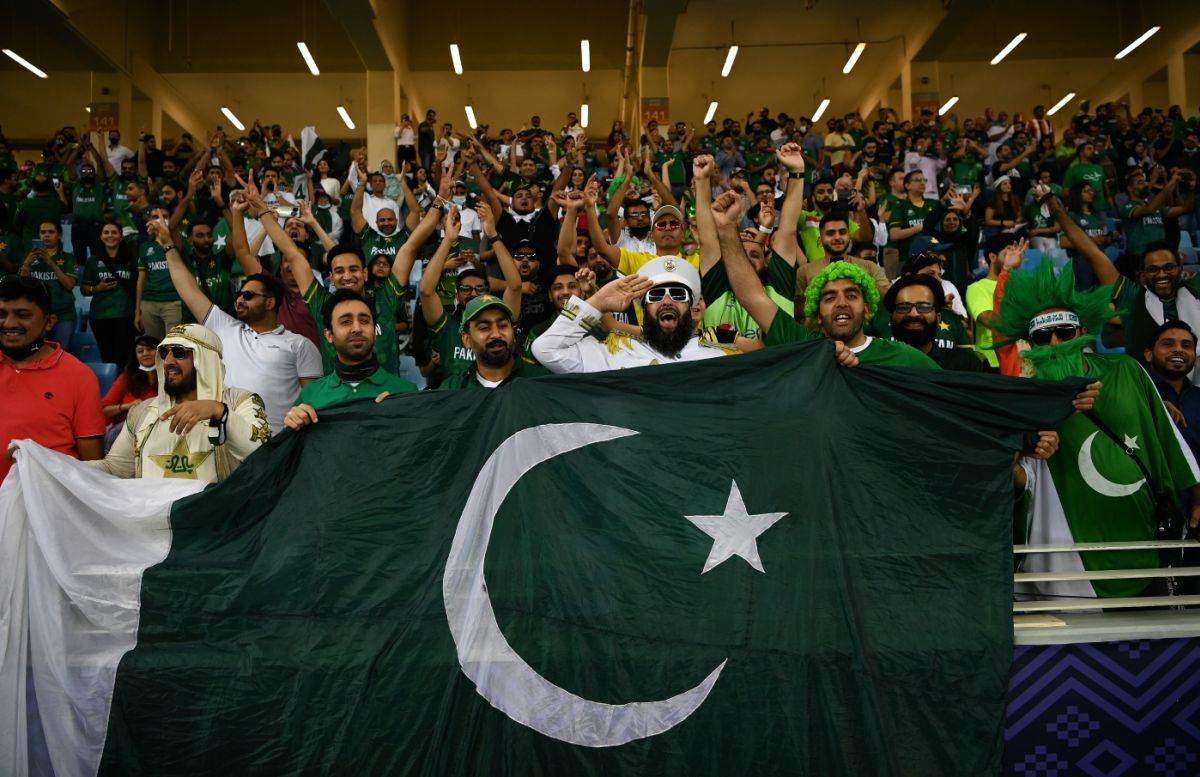 Pakistan fans pack the stands | ESPNcricinfo.com