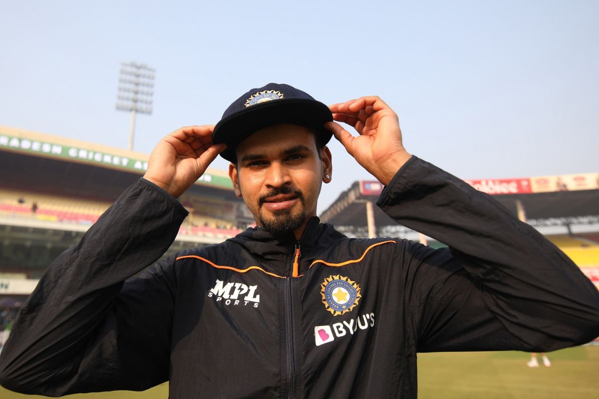 Shreyas Iyer with his India Test cap | ESPNcricinfo.com