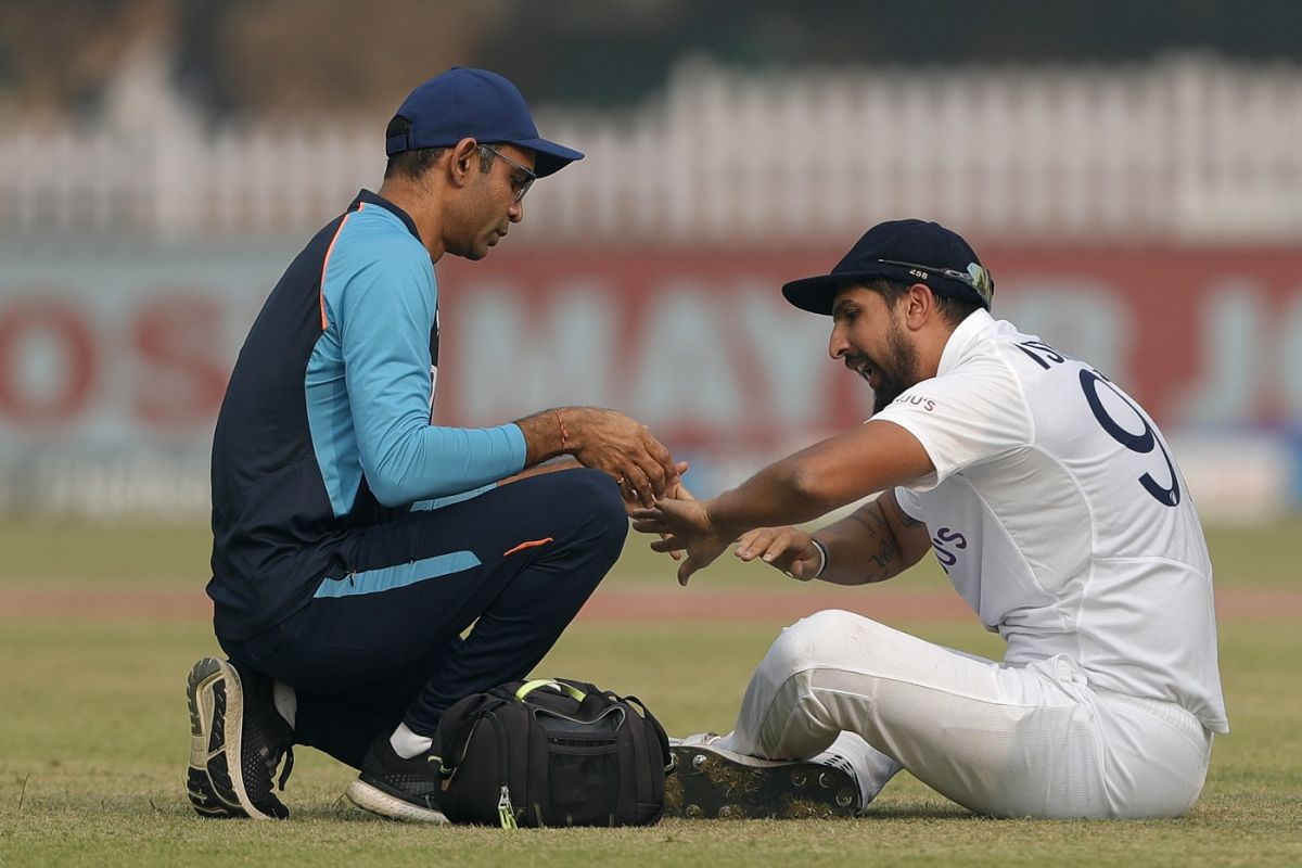 India's physio Nitin Patel attends to Ishant Sharma | ESPNcricinfo.com