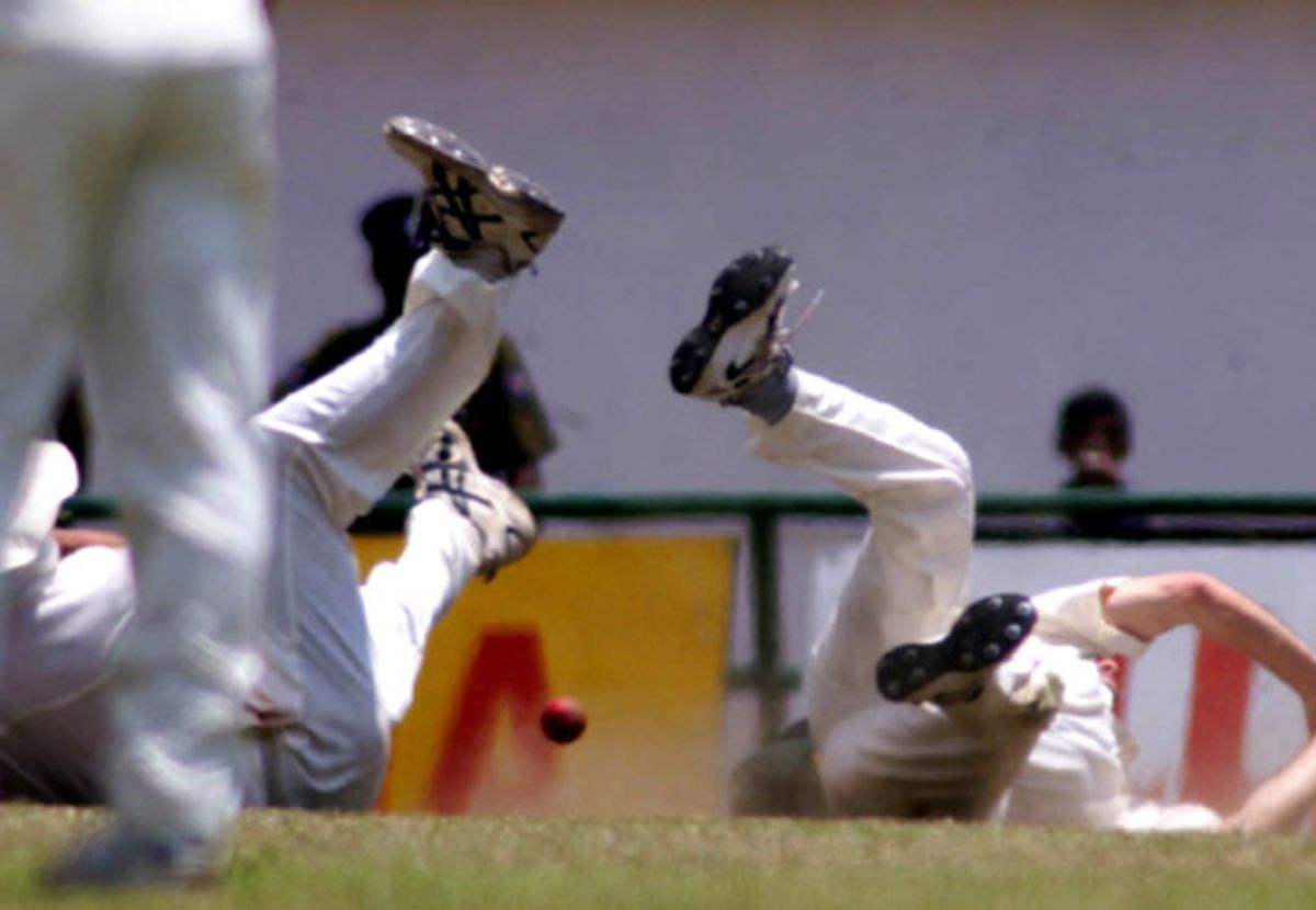 Jason Gillespie & Steve Waugh collide | ESPNcricinfo.com