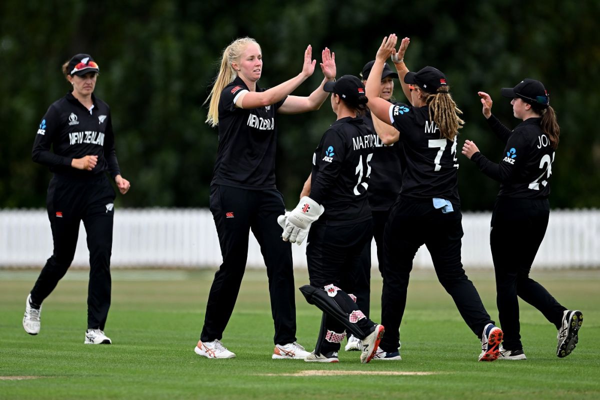 Hannah Rowe celebrates a wicket with her team-mates | ESPNcricinfo.com