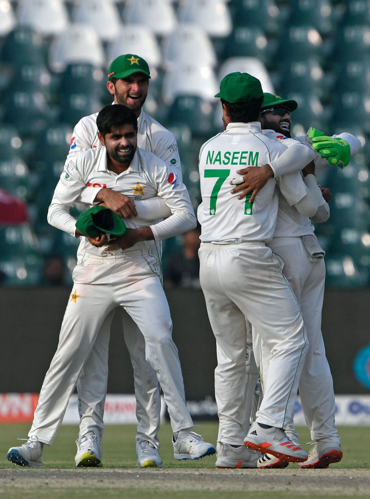 Babar Azam took a brilliant catch to remove Usman Khawaja ...