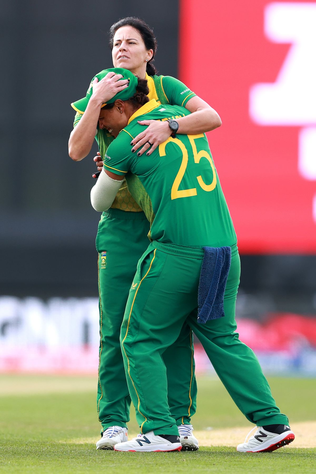 Marizanne Kapp hugs Chloe Tryon after dismissing Amy Jones ...