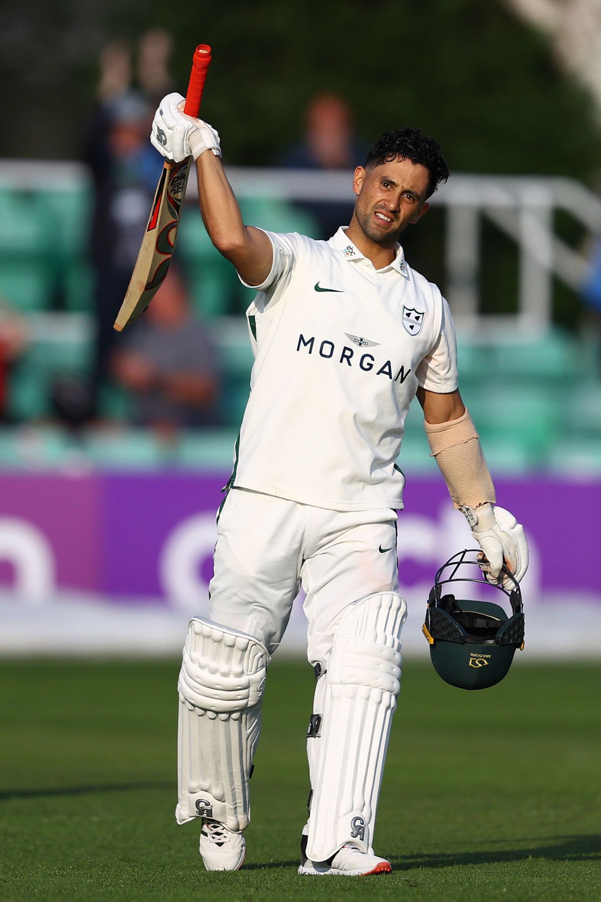 Brett D'Oliveira celebrates reaching his century | ESPNcricinfo.com