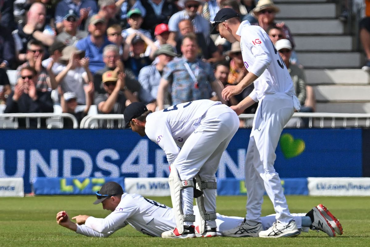 Joe Root reacts after taking a catch to dismiss Michael Bracewell ...
