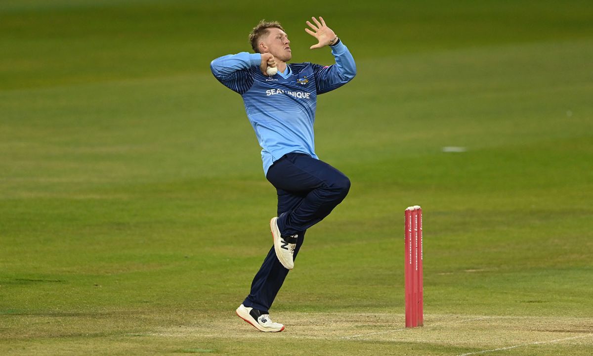 Dom Bess in flight | ESPNcricinfo.com