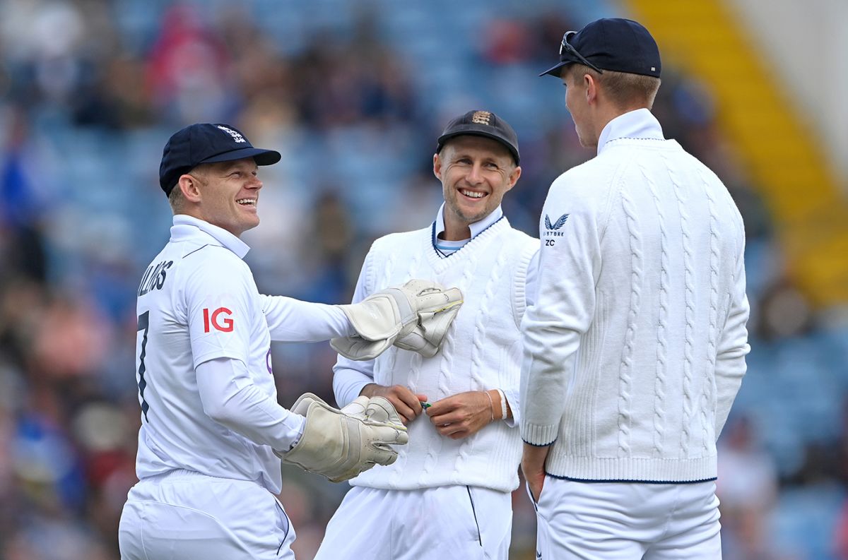 Madhya Pradesh players pose with the trophy | ESPNcricinfo.com