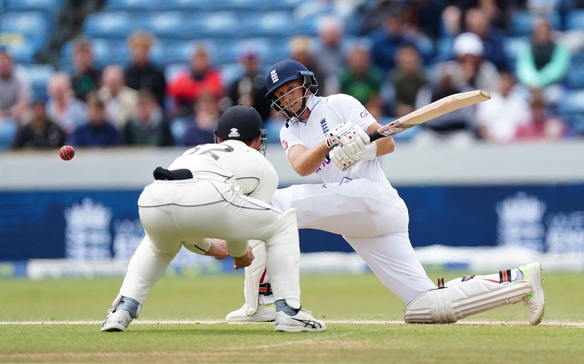 Joe Root lines up the orthodox sweep during his 86* | ESPNcricinfo.com