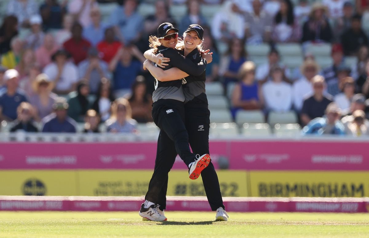 Suzie Bates and Hannah Rowe celebrate a wicket | ESPNcricinfo.com