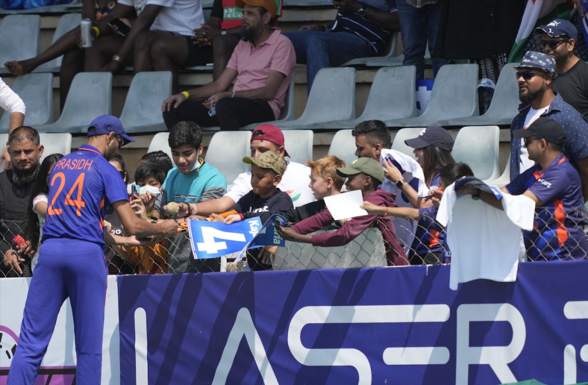 Prasidh Krishna takes a moment to oblige some autograph hunters ...