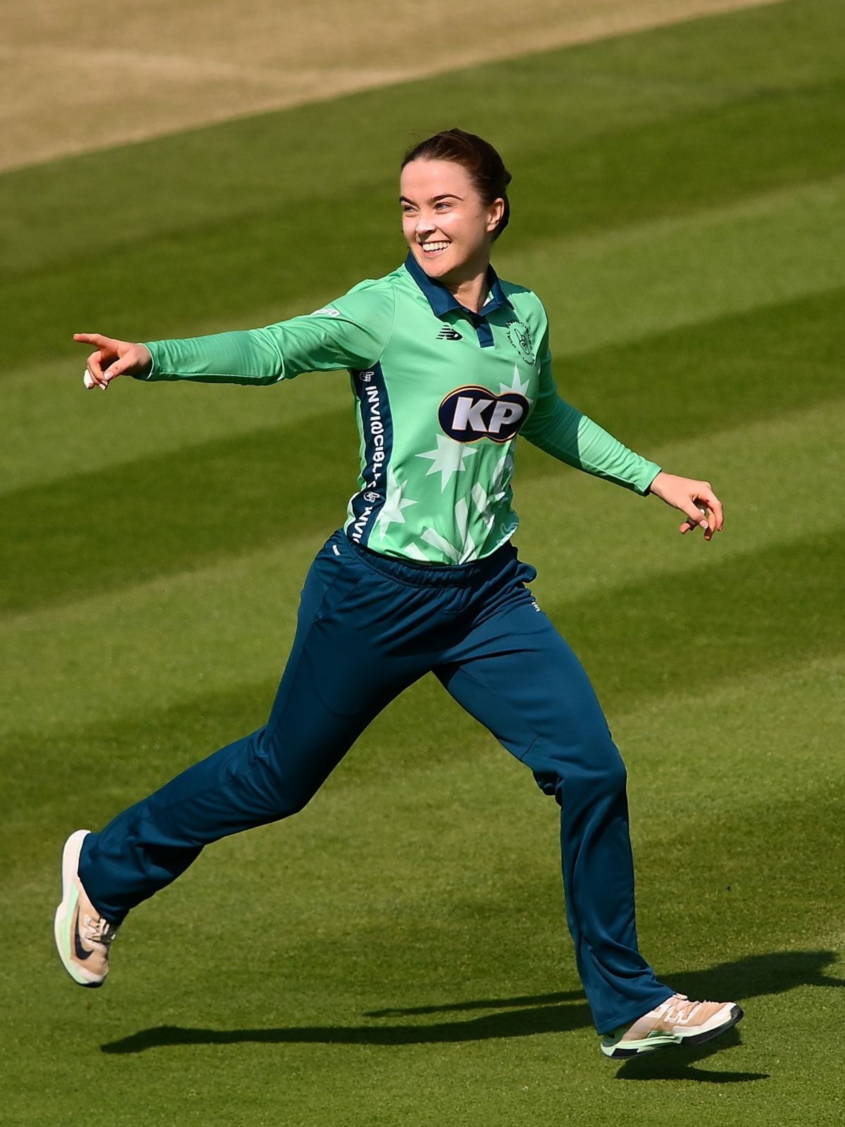 Mady Villiers celebrates after dismissing Beth Mooney | ESPNcricinfo.com