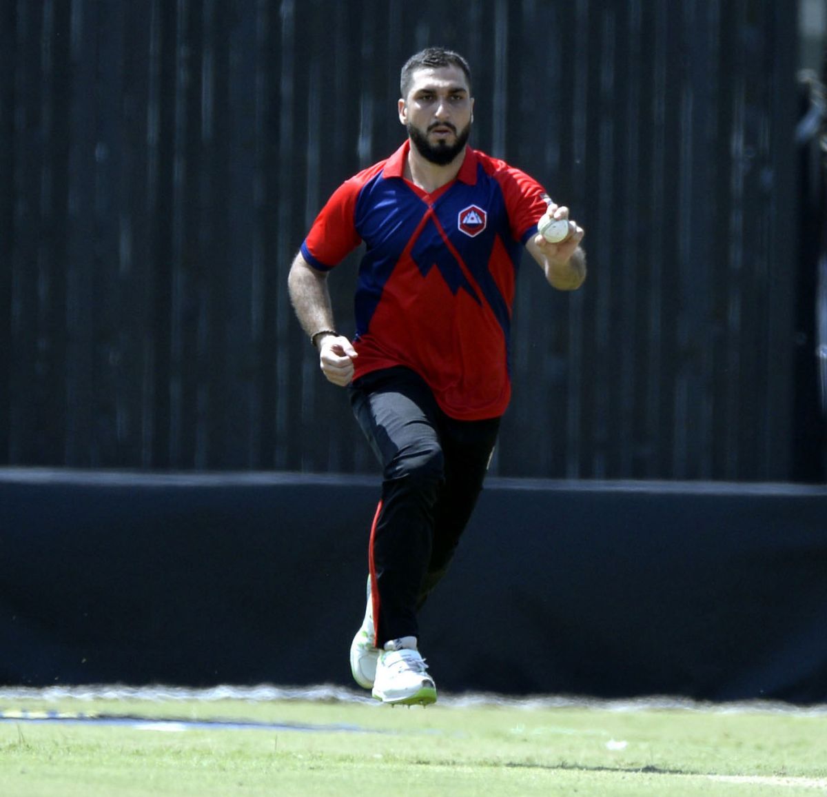 Usman Shinwari runs in to bowl | ESPNcricinfo.com