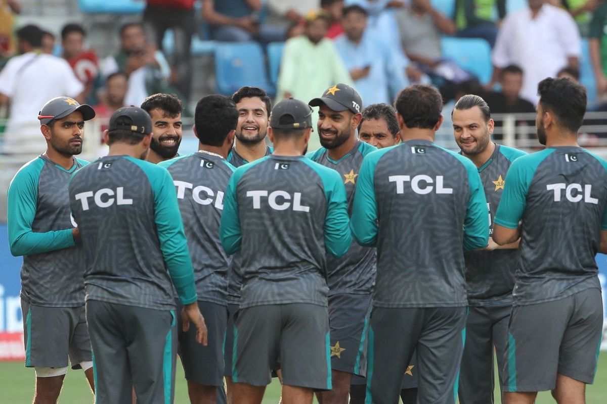 The Pakistan players are all smiles in the huddle | ESPNcricinfo.com