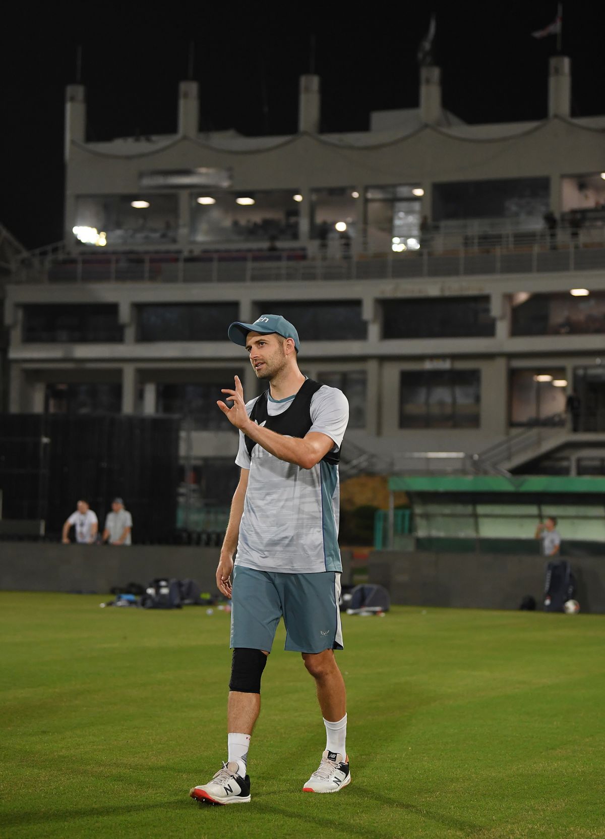 Mark Wood assesses conditions under lights | ESPNcricinfo.com