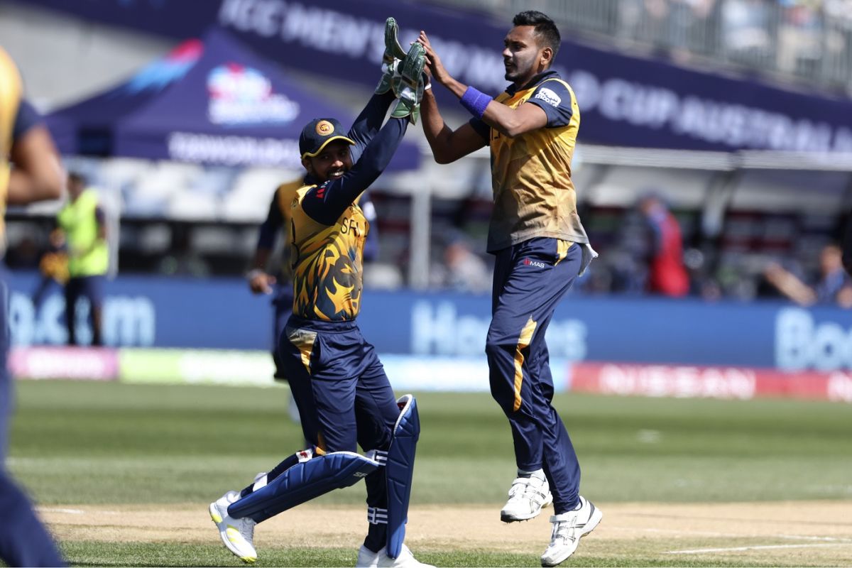Zane Green pouches a top edge to send back Kusal Mendis | ESPNcricinfo.com