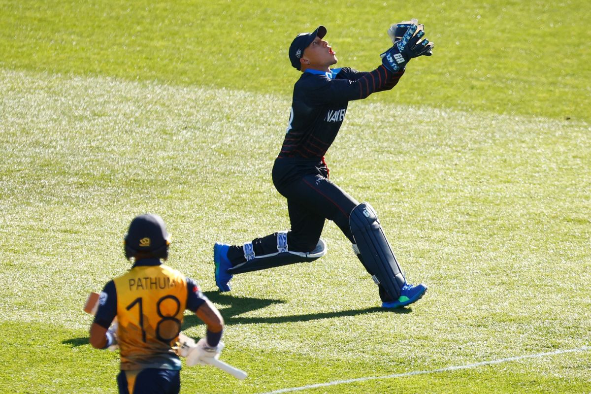 Zane Green pouches a top edge to send back Kusal Mendis | ESPNcricinfo.com