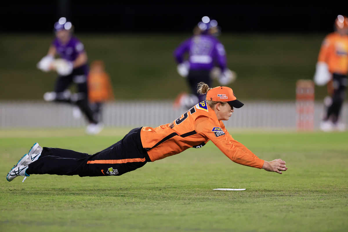 Maddy Green dives to catch Molly Strano | ESPNcricinfo.com