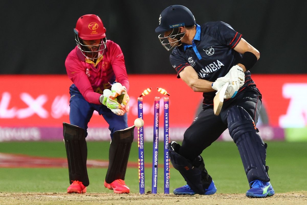 Gerhard Erasmus chopped on | ESPNcricinfo.com