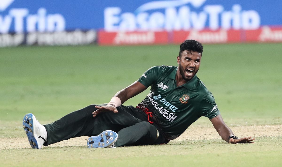 Ebadot Hossain falls on to the pitch | ESPNcricinfo.com
