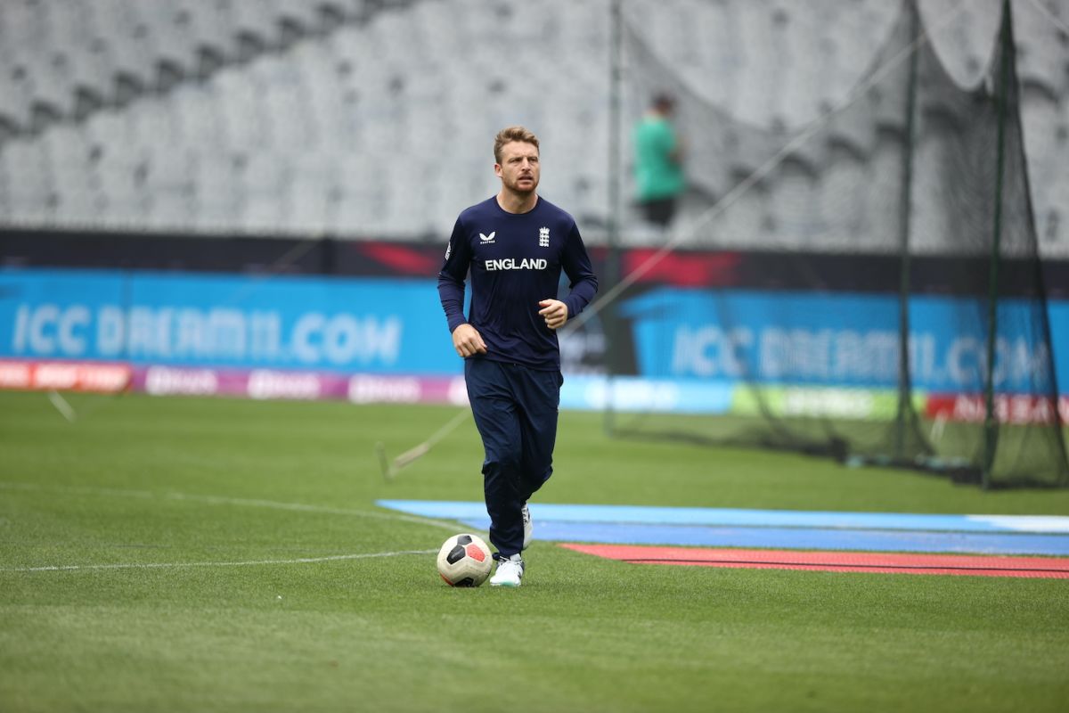 Jos Buttler practises with a football | ESPNcricinfo.com