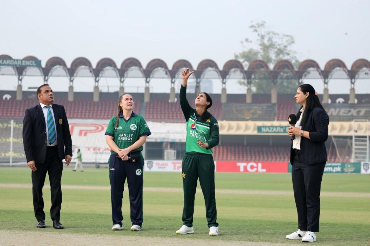 Laura Delany and Bismah Maroof at the toss | ESPNcricinfo.com