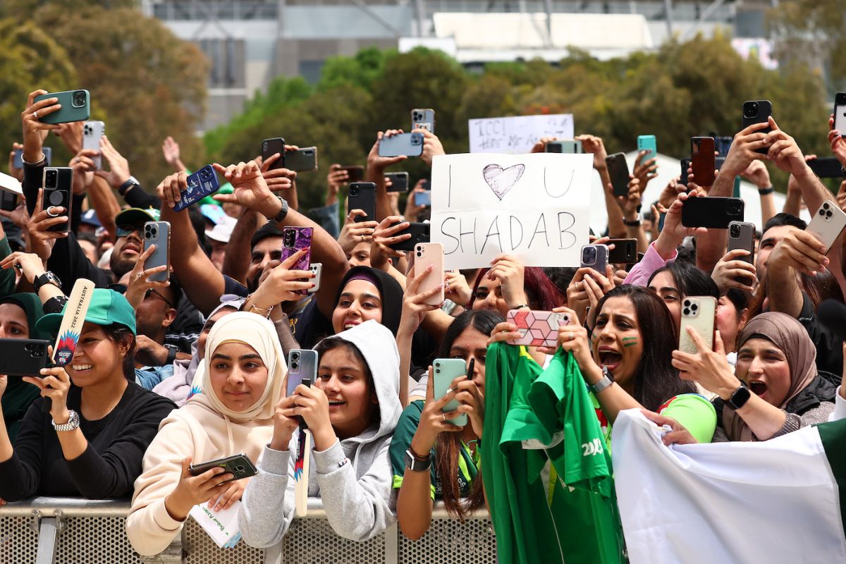 Pakistan fans arrive in large numbers to catch a glimpse of their team ...